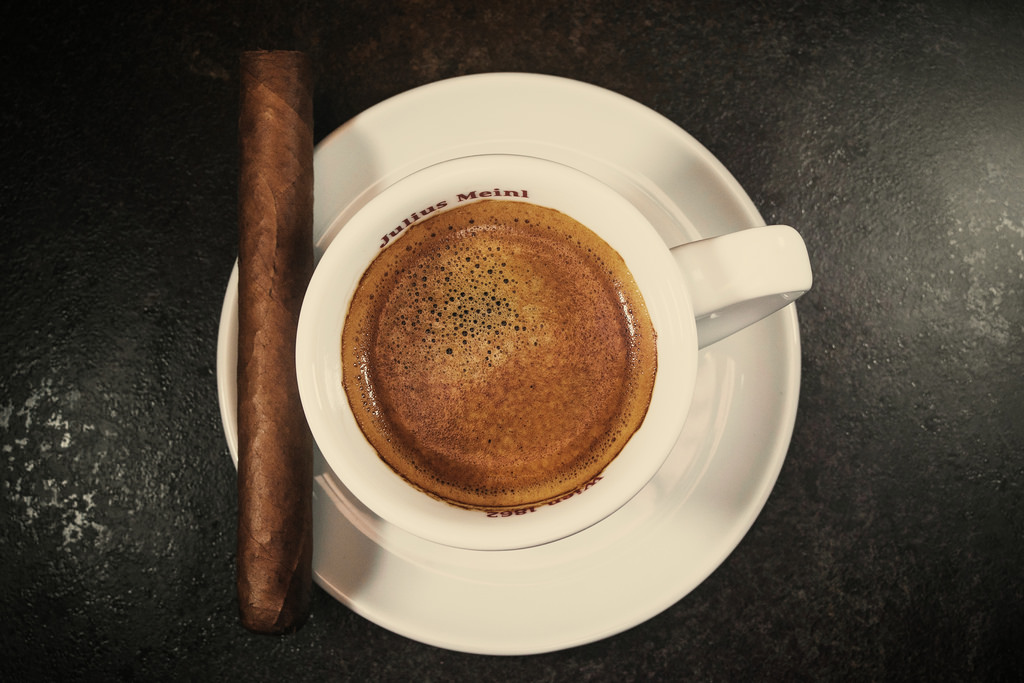 Maridaje con café, té o refrescos – Humo y Tabaco