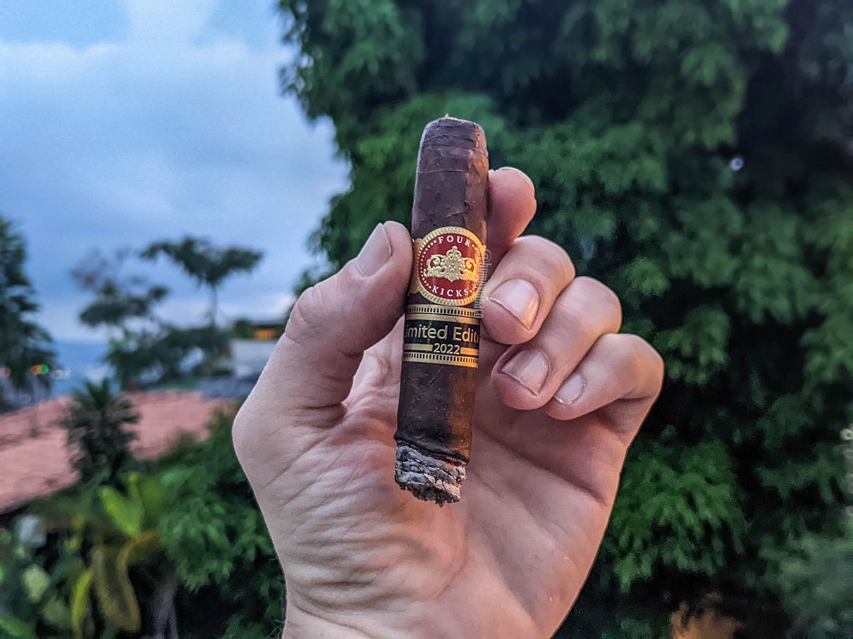 Crowned Heads – Four Kicks Mule Kick LE 2022 (Robusto Extra) – Humo y Tabaco