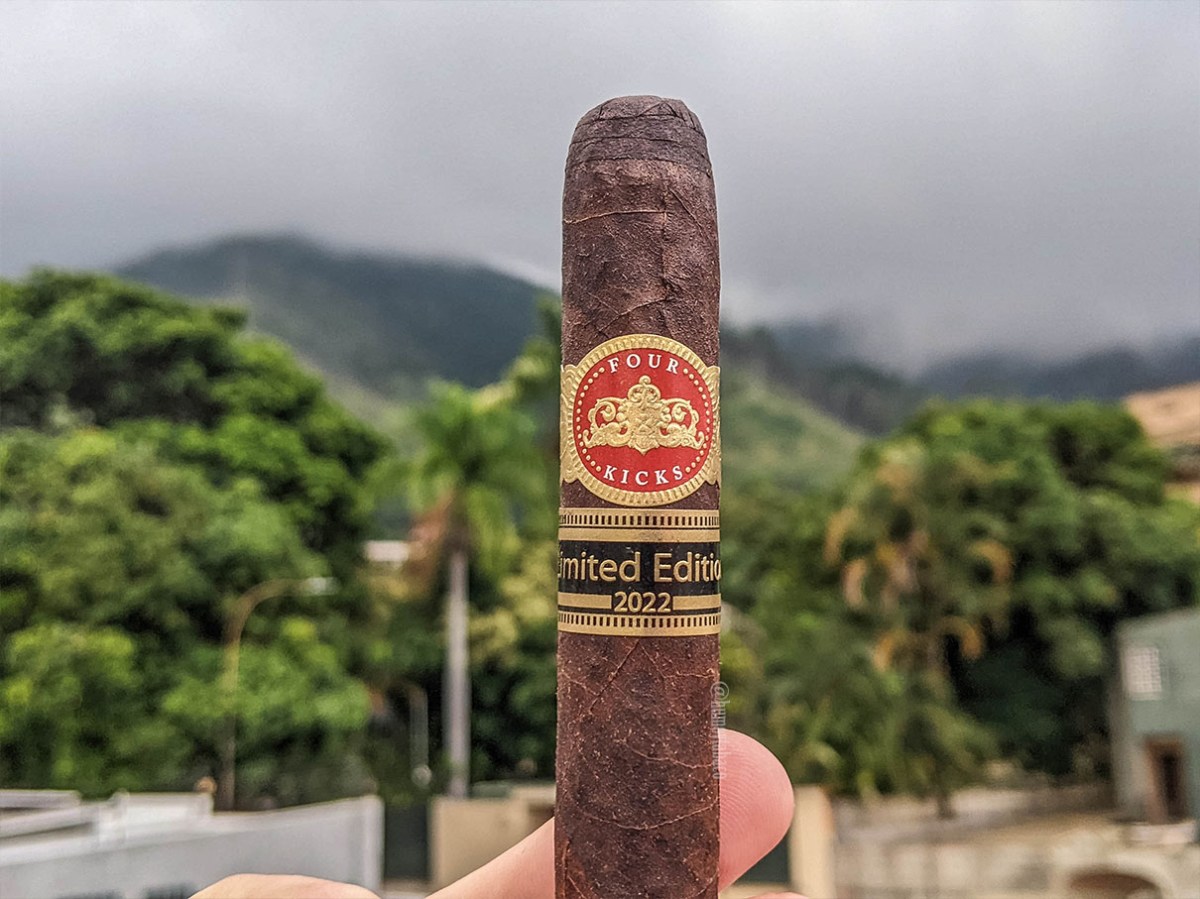 Crowned Heads – Four Kicks Mule Kick LE 2022 (Robusto Extra) – Humo y Tabaco