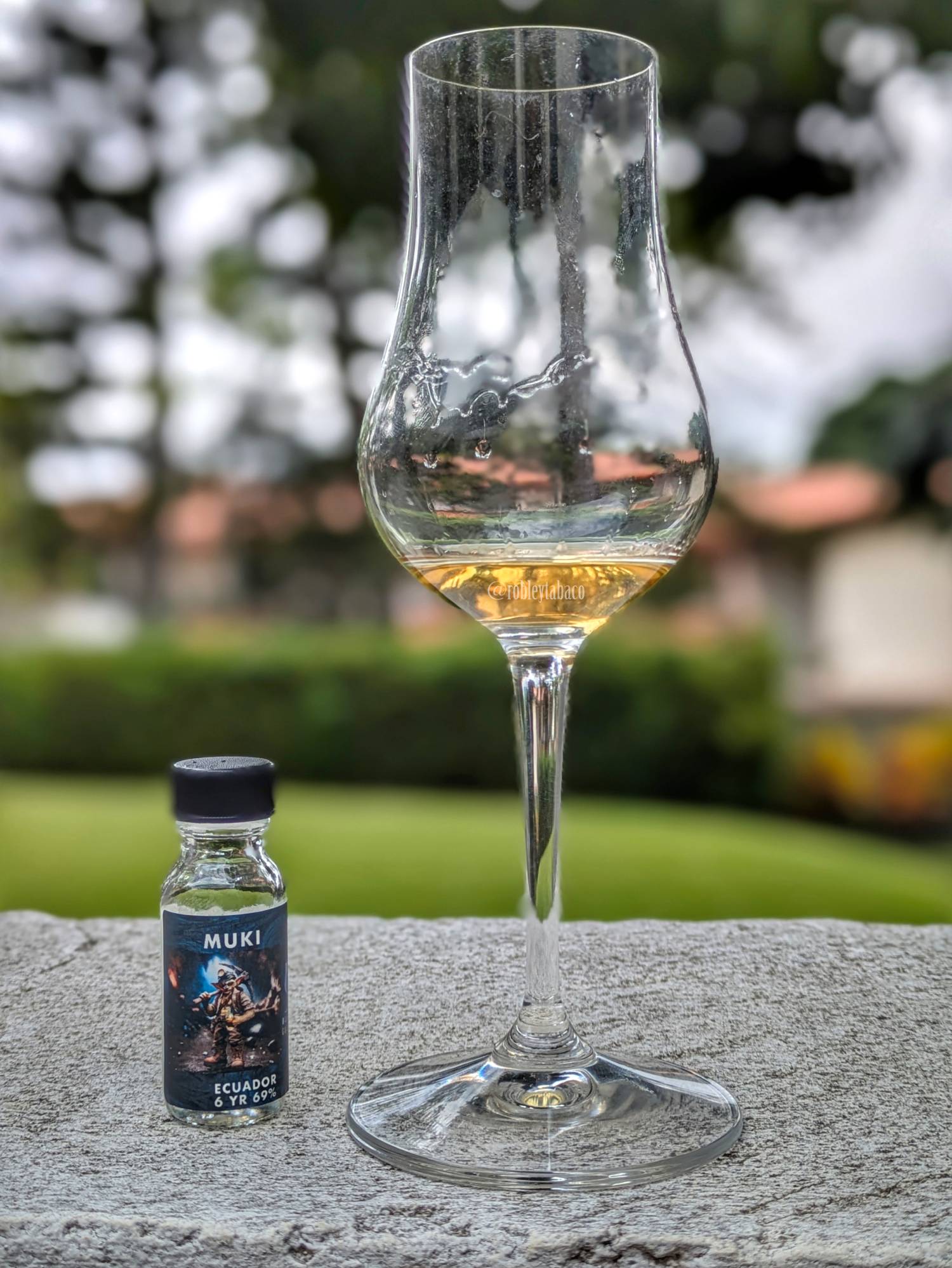 Ron: Raising Glasses Muki – Humo y Tabaco