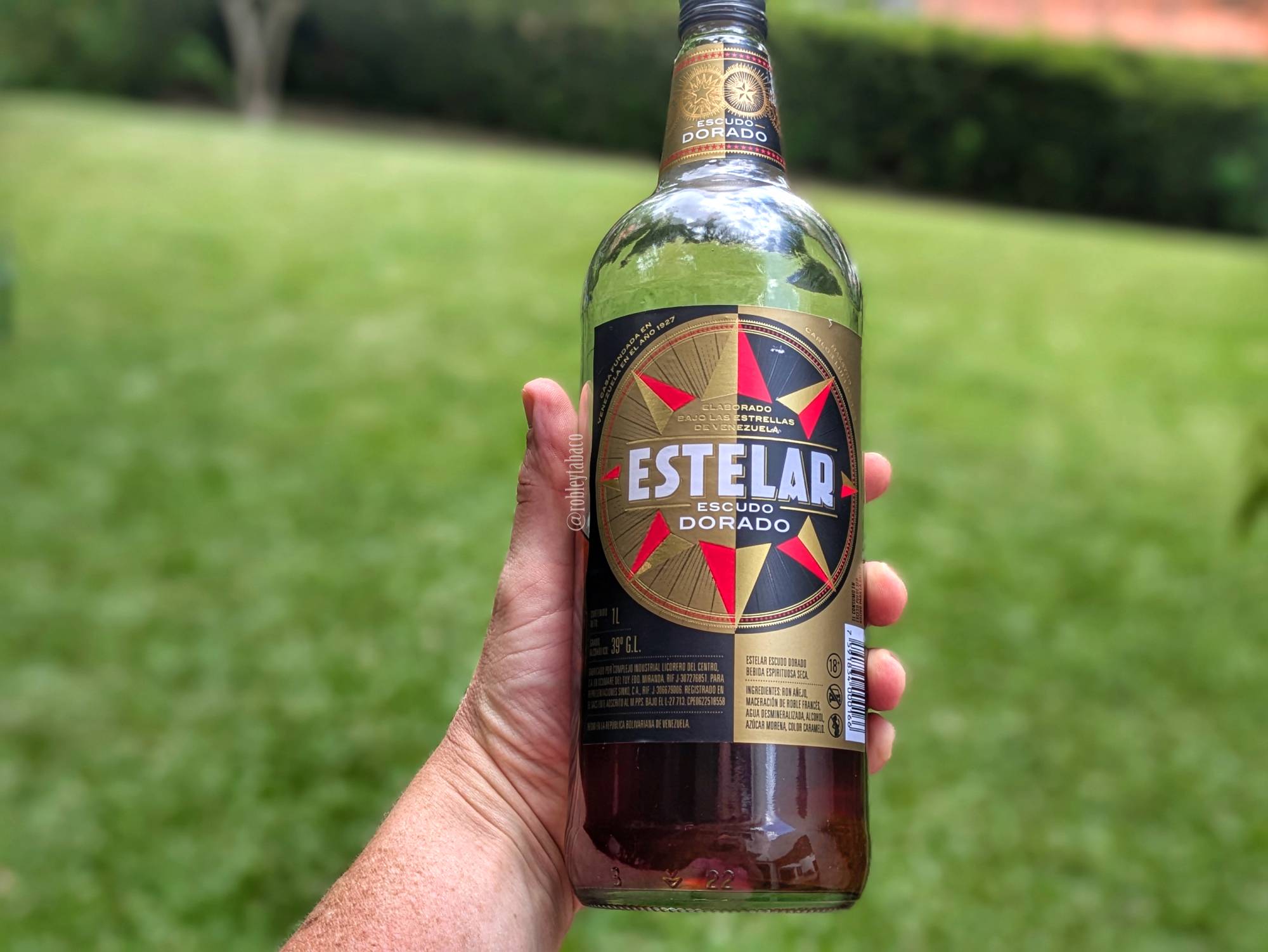 (Licor de) Ron: Estelar Escudo Dorado – Humo y Tabaco