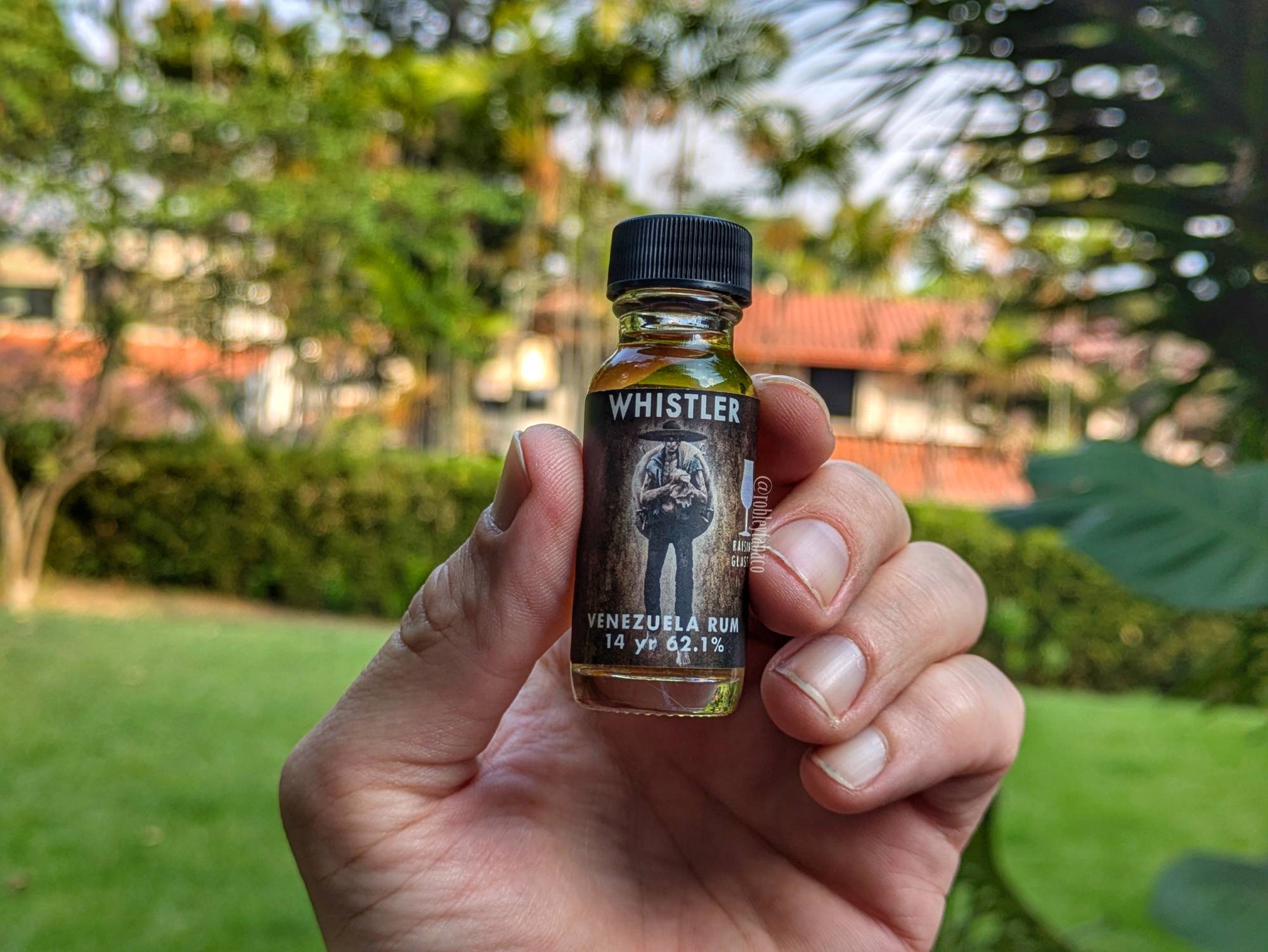 Ron: Raising Glasses The Whistler – Humo y Tabaco