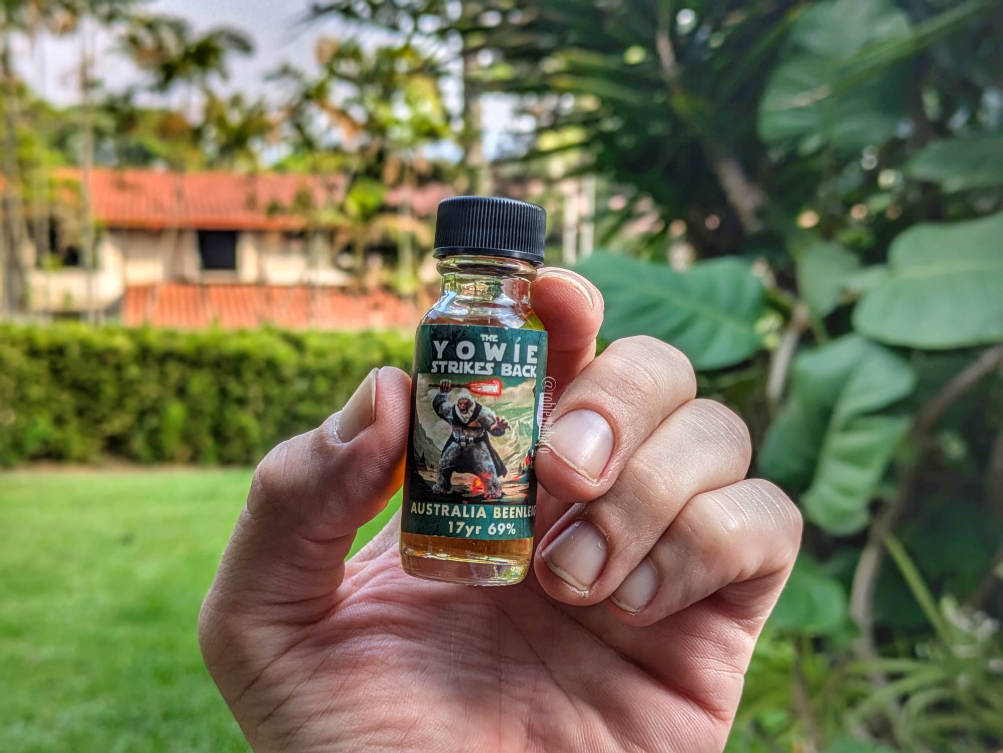 Ron: Raising Glasses The Yowie Strikes Back – Humo y Tabaco